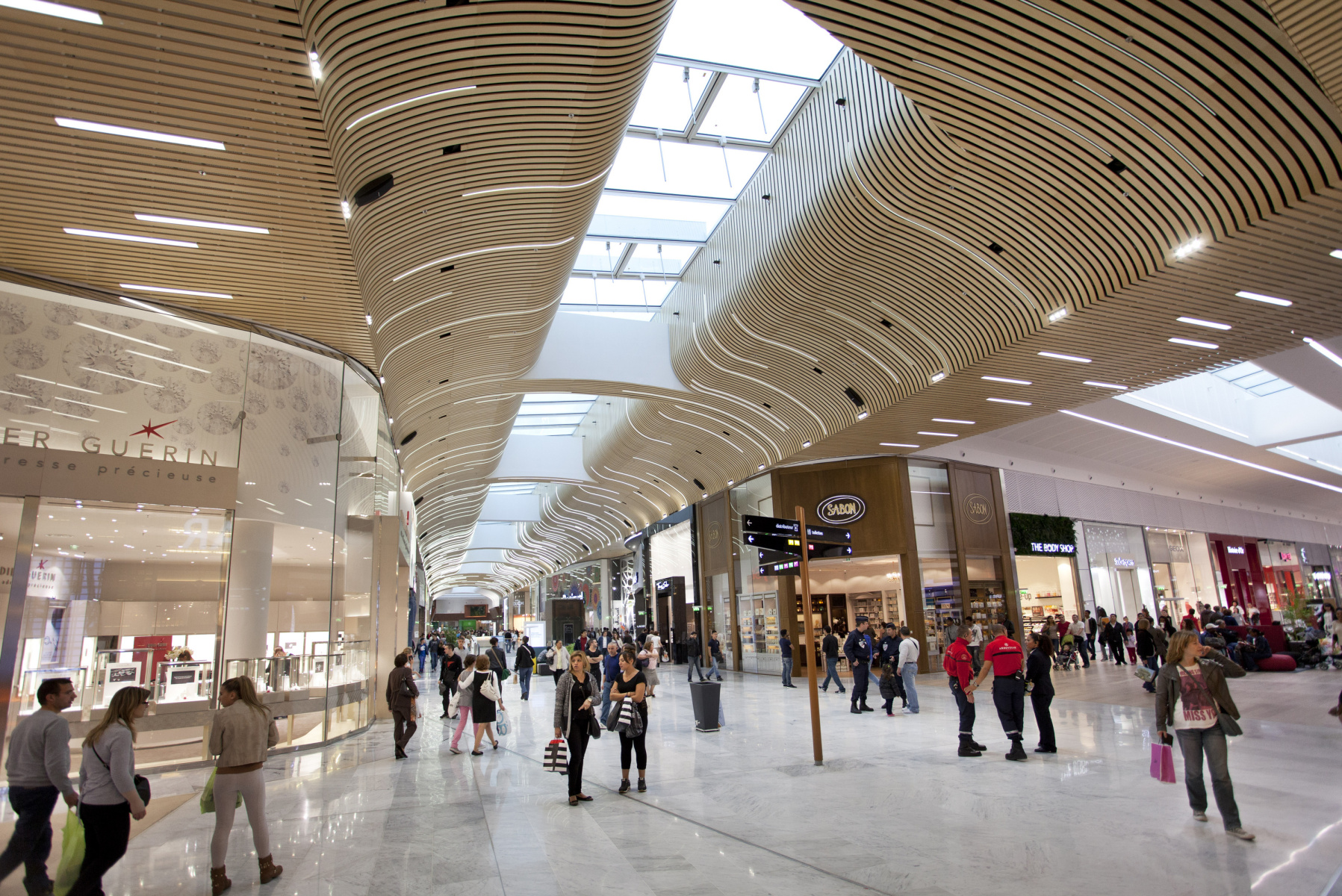 Aéroville ouvre une vingtaine de boutiques supplémentaires ...